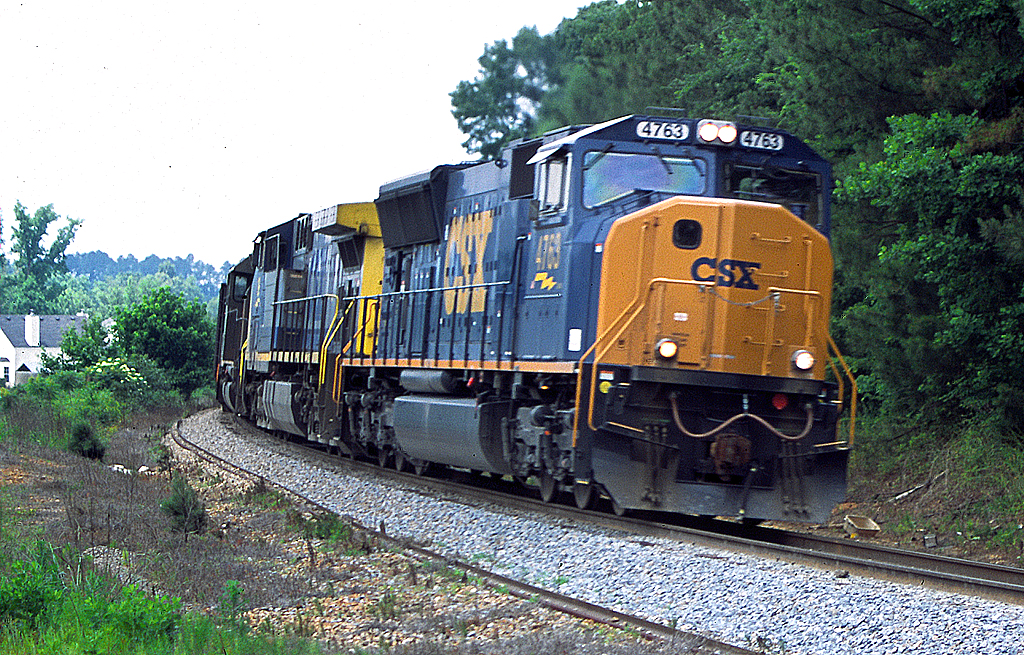 CSX 4763 running north on June 4, 2004